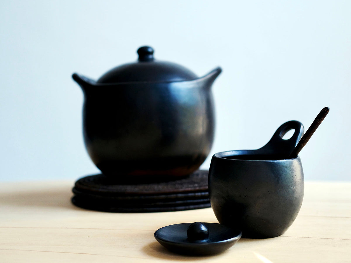 La Chamba Black Earthenware Pot with Handle – Plaza Bolívar