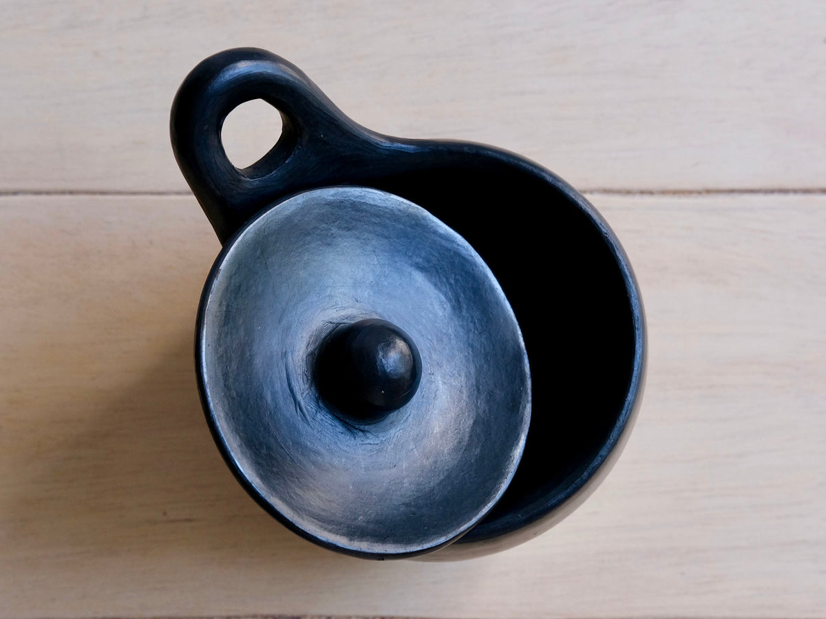 La Chamba Black Earthenware Pot with Handle – Plaza Bolívar